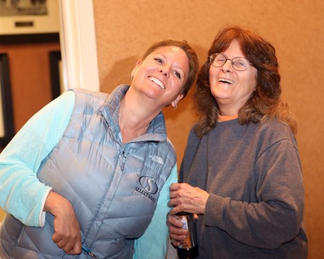 Machmer Hall Stretches for Special Me Mare Stonetonic - BloodHorse